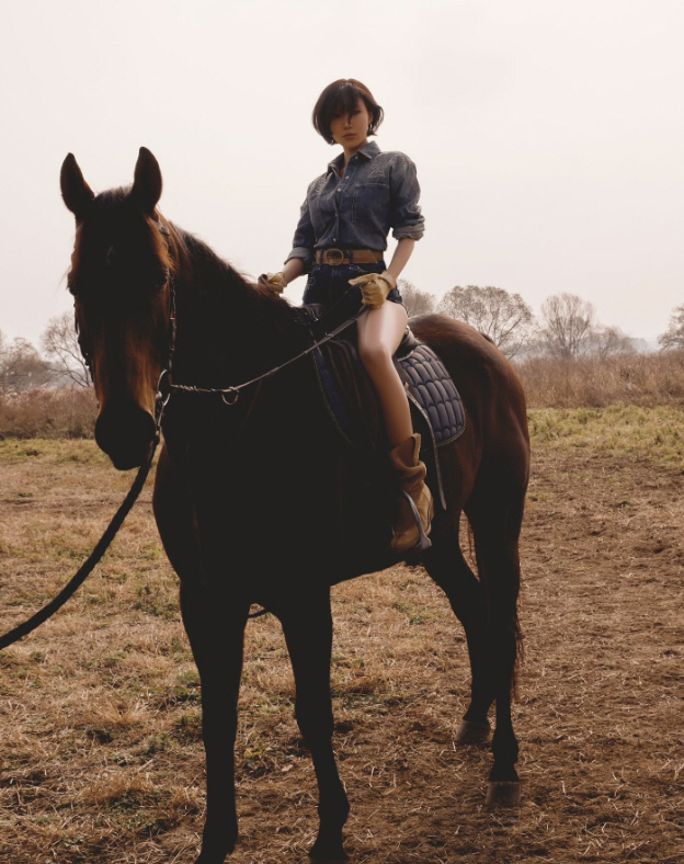 Hwasa, take off your wedding dress and put it on the horse... following ...
