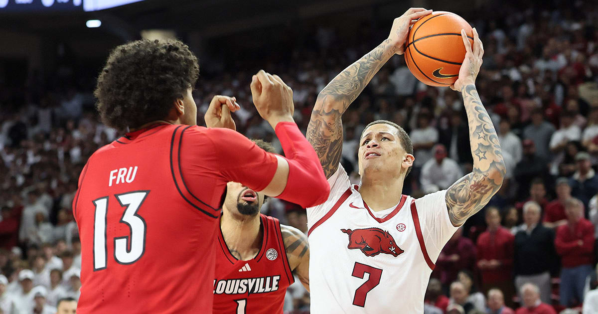 No. 25 Arkansas upsets No. 6 Louisville, hands Cardinals first loss of ...