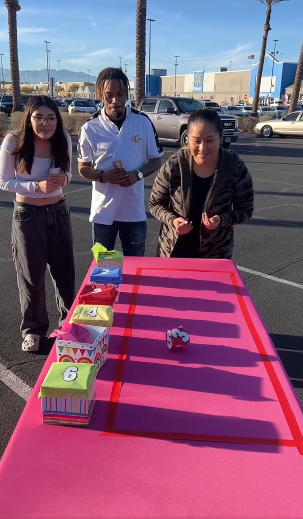 Friends play a prize game – pure joy for everyone