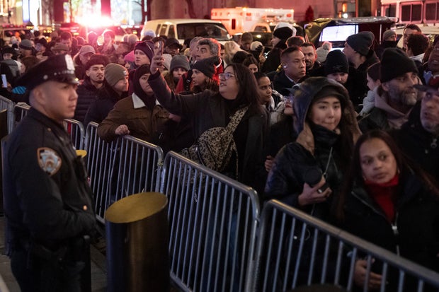 Rockefeller Center tree lighting thrills hundreds as crowds flock to ...