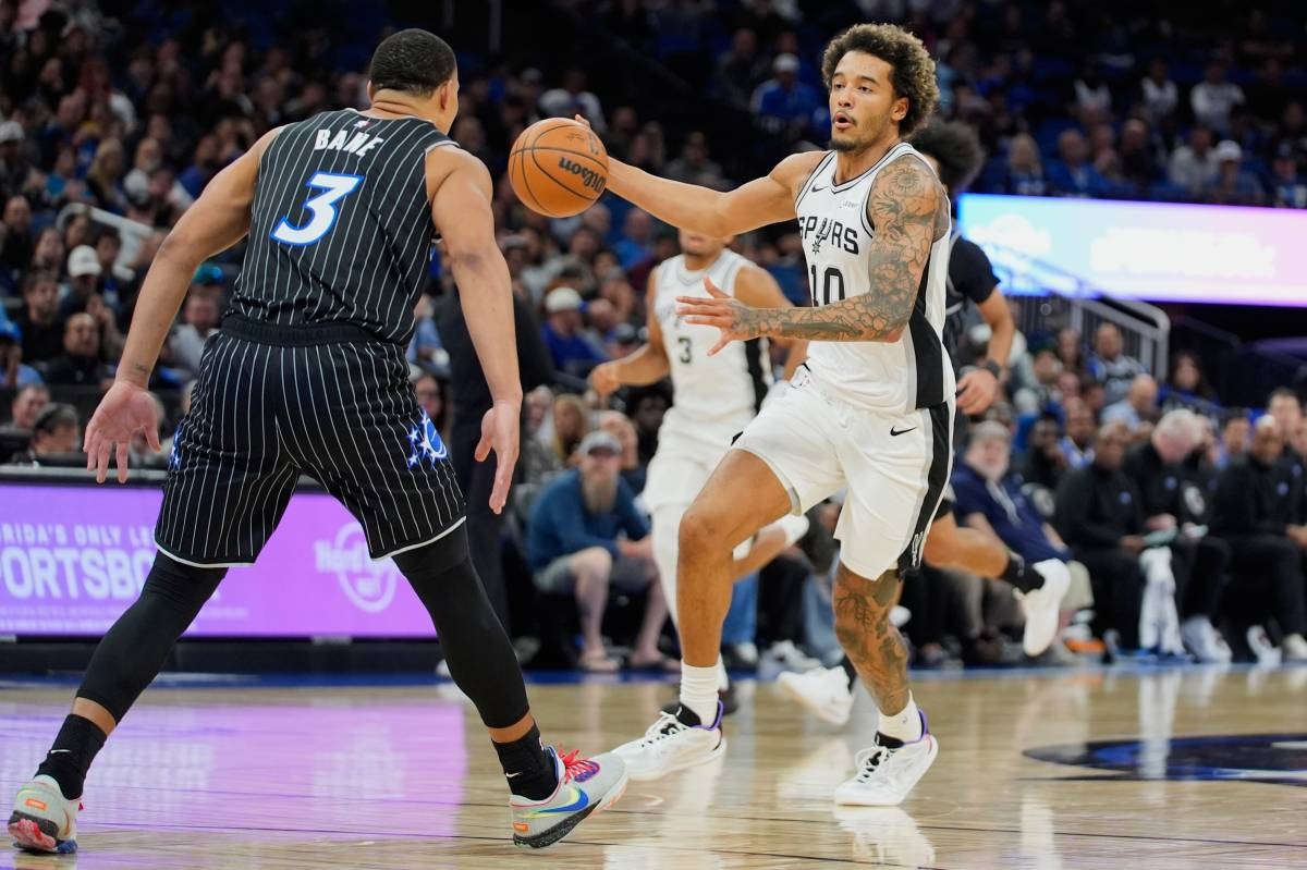 Kornet blocks Wagner's last-second layup as Spurs hold off Magic, 114-112