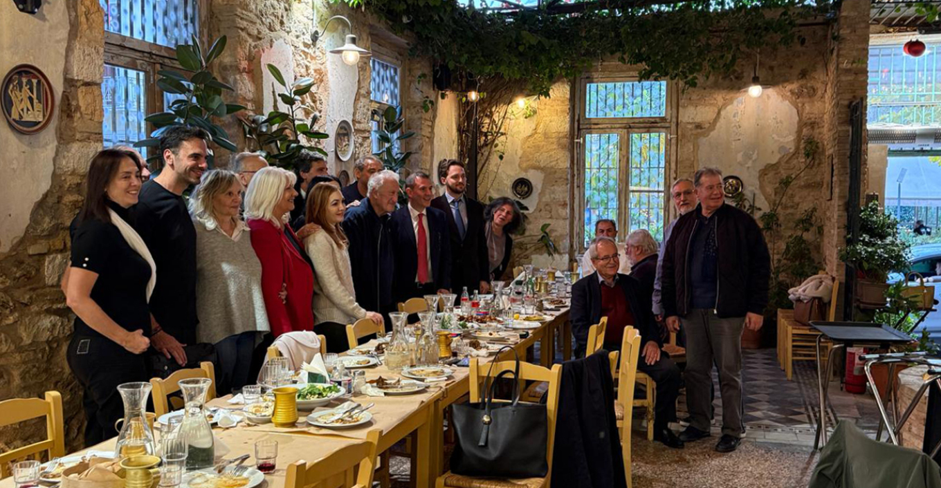 Σκηνικό «πολέμου» ανάμεσα σε Τσίπρα και ΠΑΣΟΚ για την πρωτοκαθεδρία ...