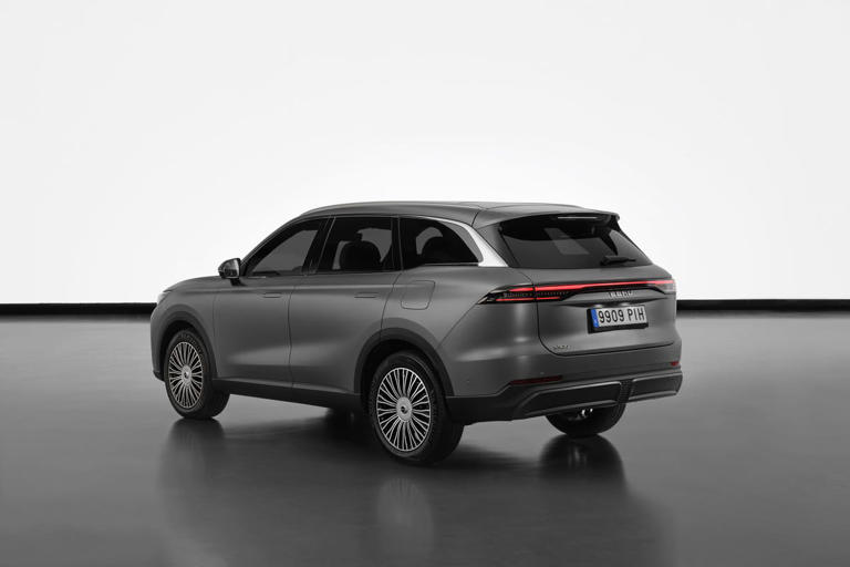 Ebro rompe el mercado de los SUV PHEV con el ofertón del S900: 30.000 ...