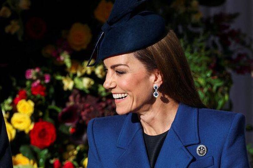 Princess Kate curtseys as Queen Camilla blows kiss at German president ...