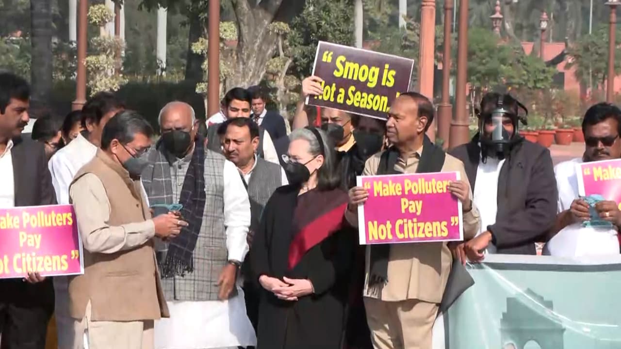 Opposition protests outside Parliament over air pollution crisis