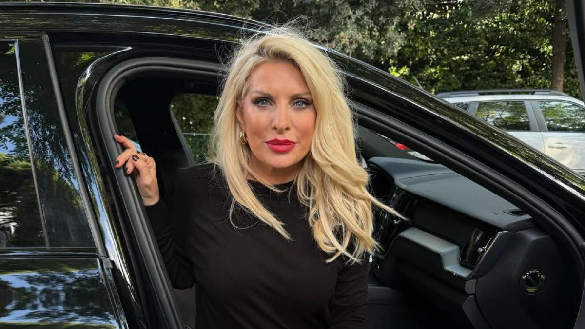 Ελένη Μενεγάκη: Με τσάντα Givenchy στην τελετή του Άγγελου – Ποια η ...