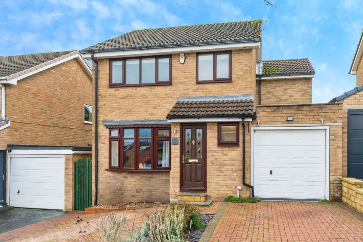 Modern four bedroom detached house with conservatory in Sheffield for £ ...