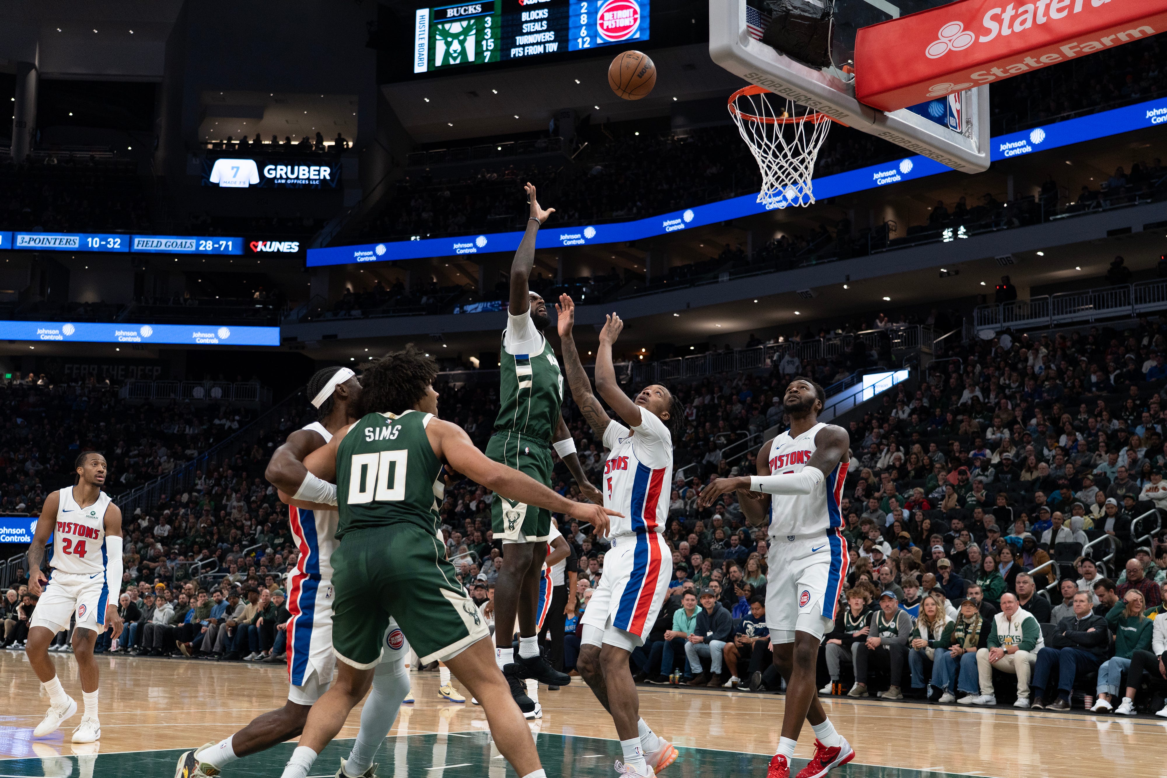 Bucks lose 116-101 to the 76ers without Giannis Antetokounmpo