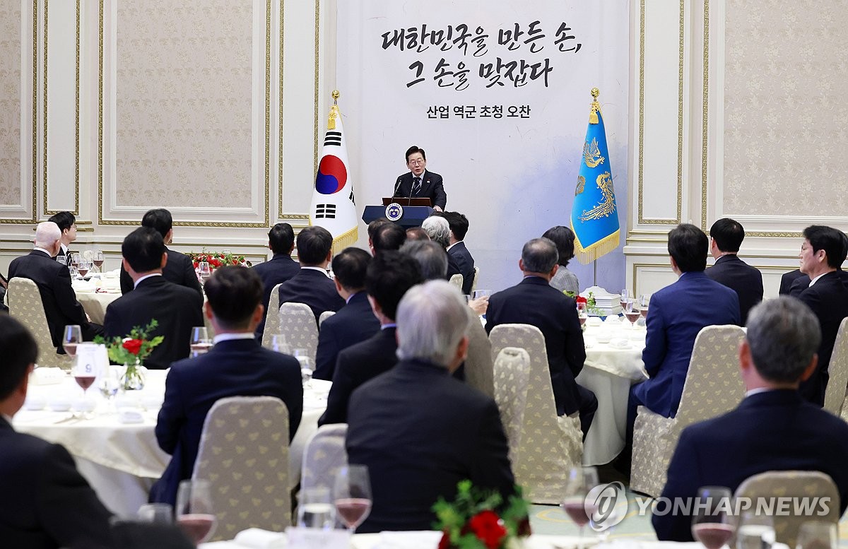 Lee meets veteran laborers