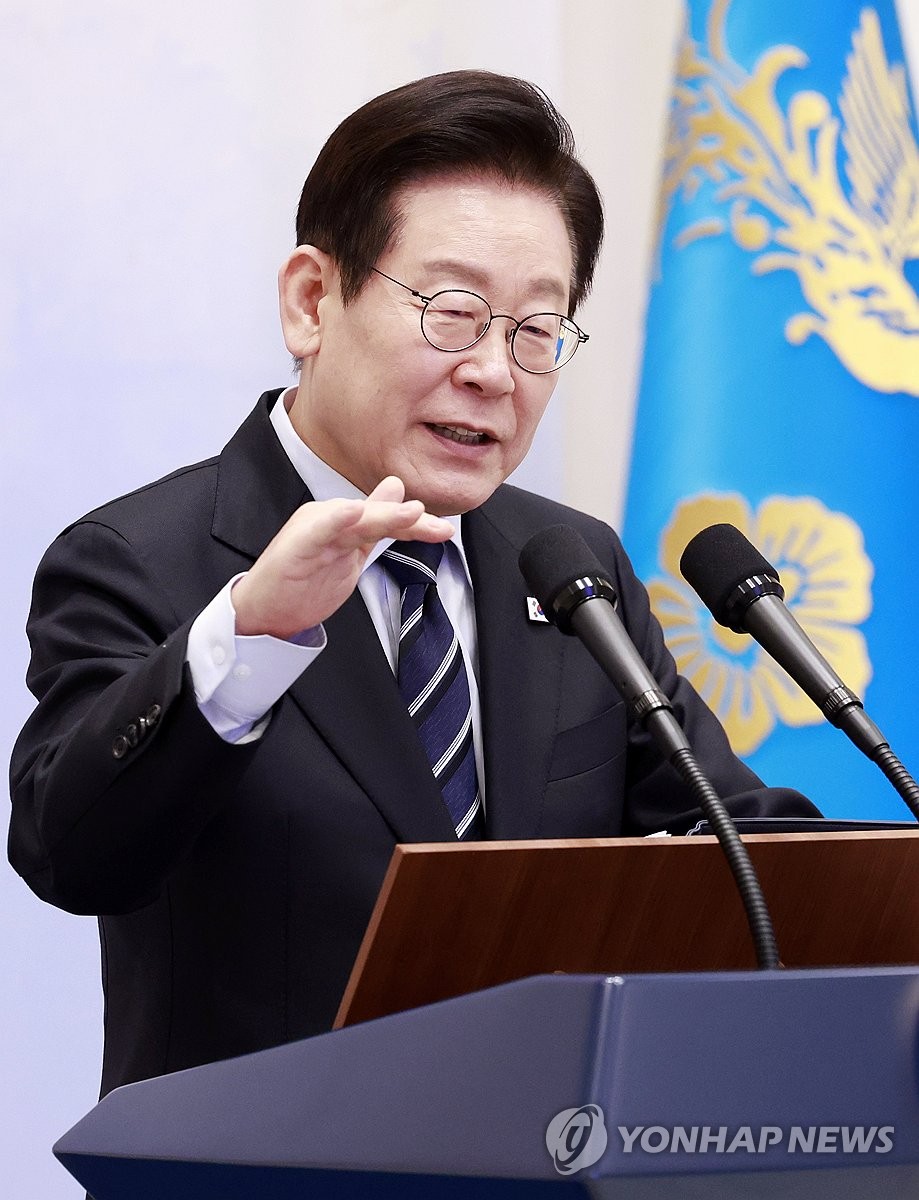 Lee meets veteran laborers