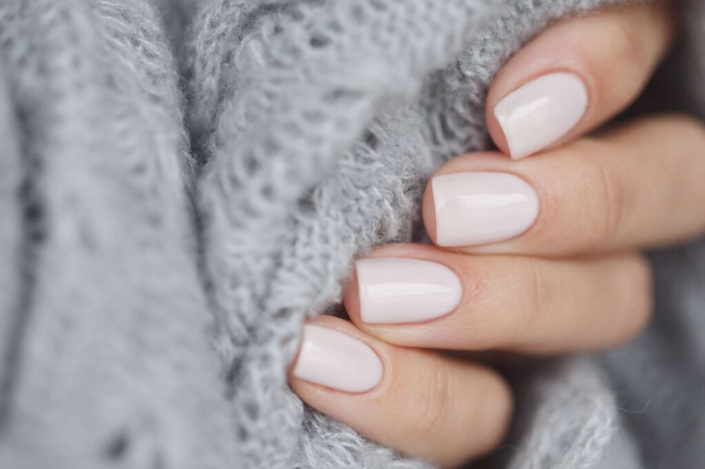 Per una manicure versatile e di tendenza prova lo smalto color cipria