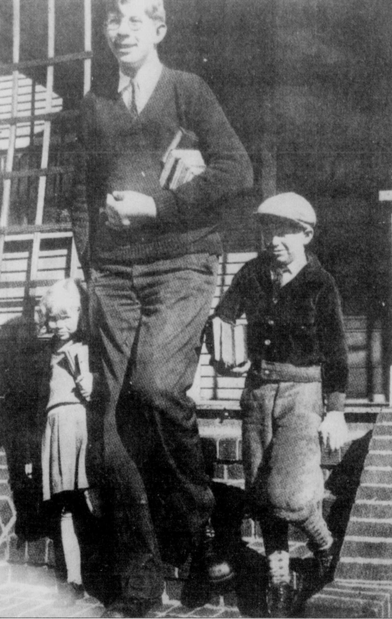 At 12, Robert Wadlow walks to Milton School with his siblings