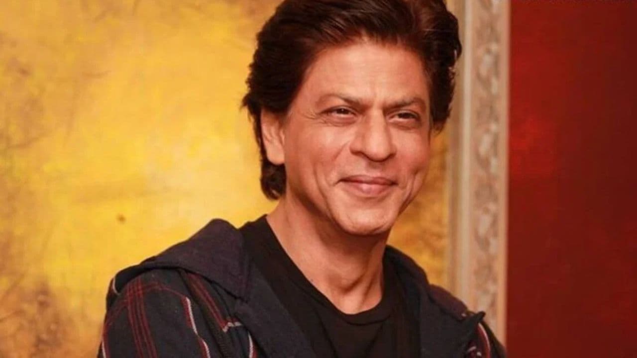 Shah Rukh Khan apologises to junior artistes for shoot delays, Zeeshan ...