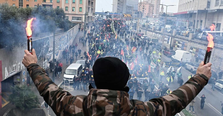 Tensioni a corteo ex Ilva a Genova: polizia usa lacrimogeni