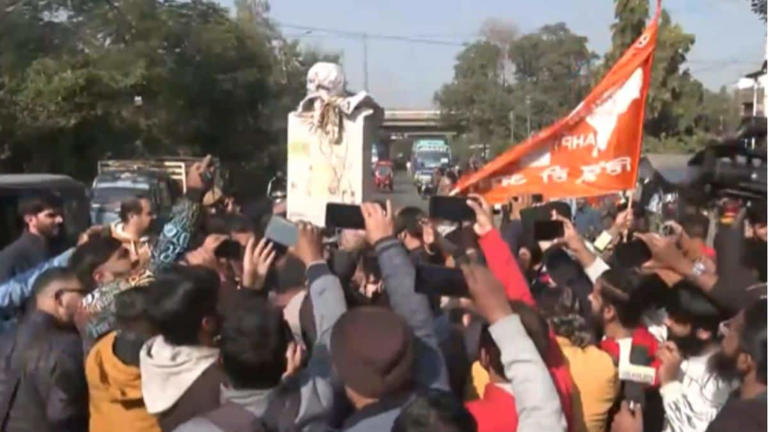 Bajrang Dal protests against admission of Muslim students at Vaishno ...