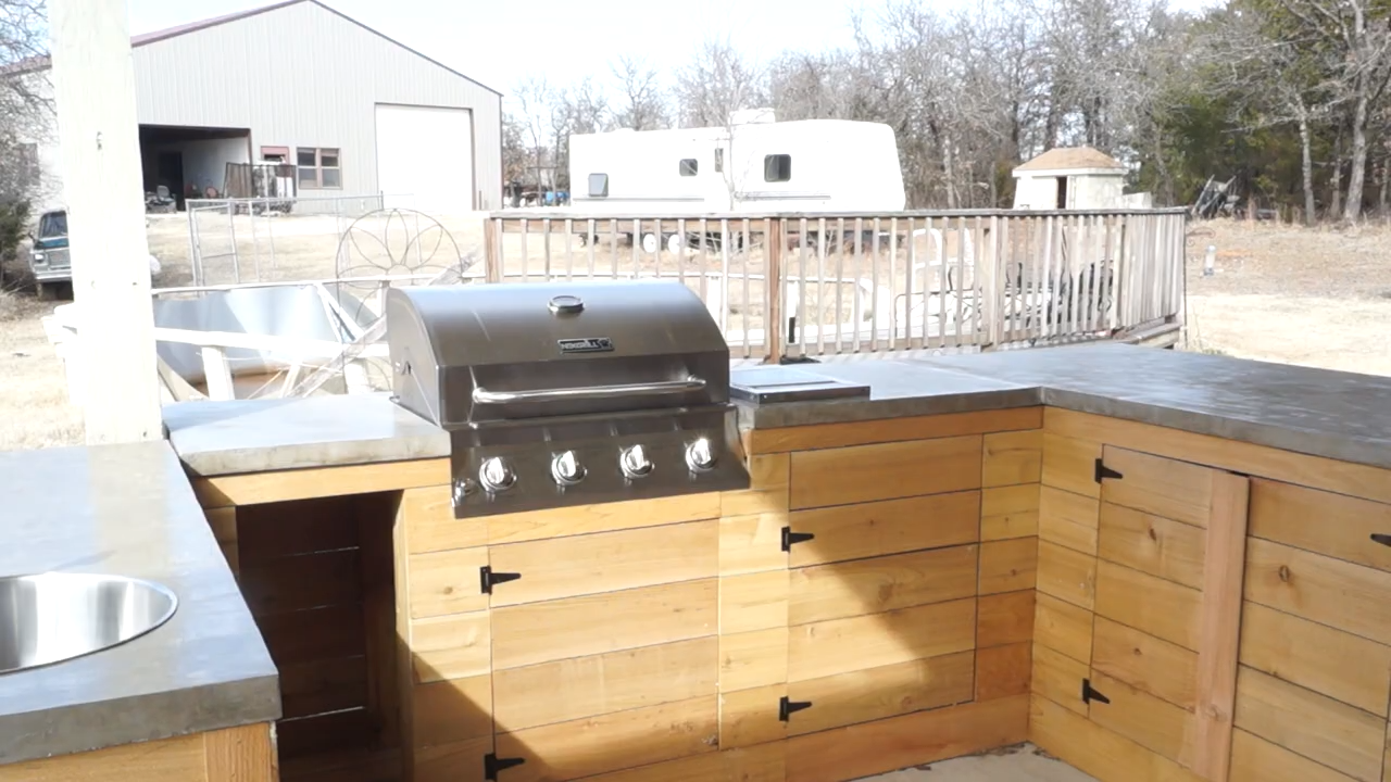 How to build a modern outdoor kitchen and bar for minimal cost