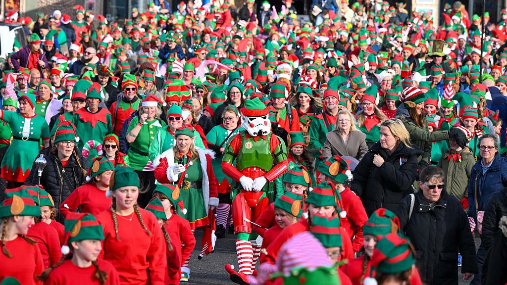 Hundreds of elves gather in southern England in attempt to break world ...