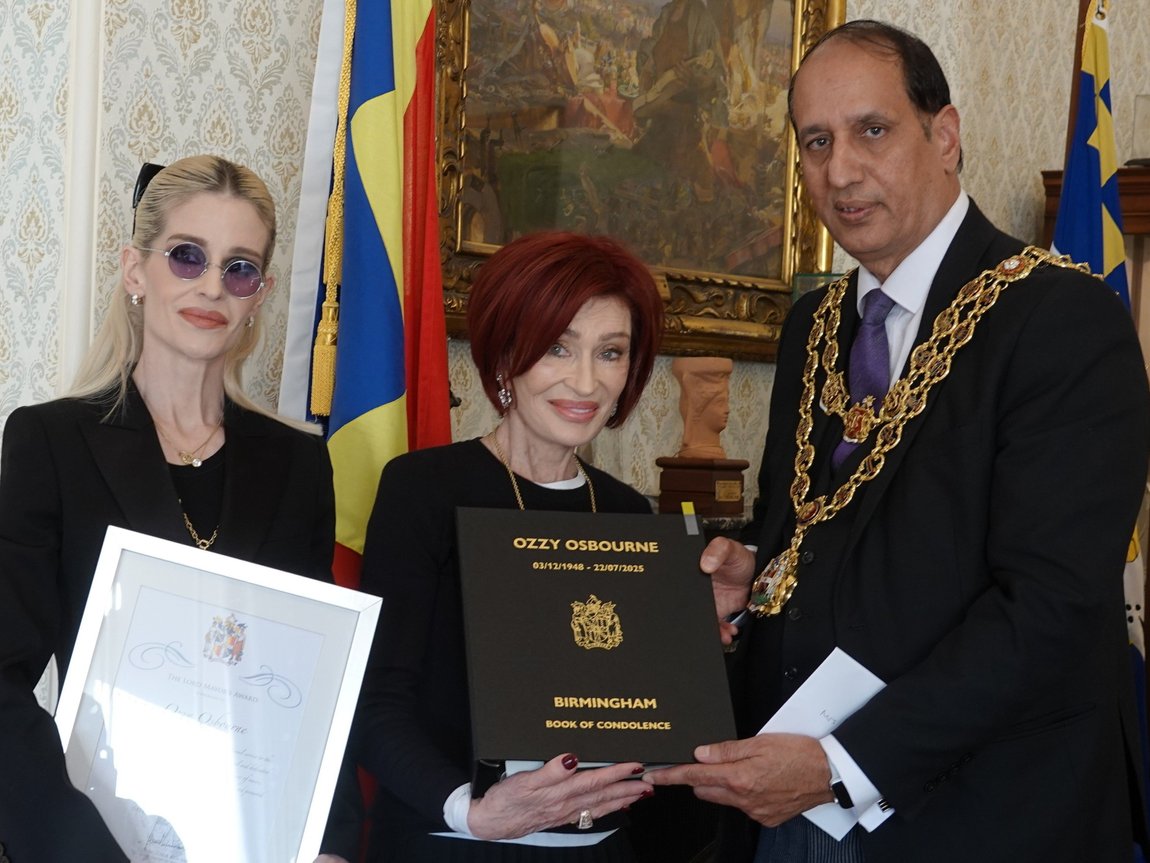 Ozzy Osbourne: Family accepts award in tears