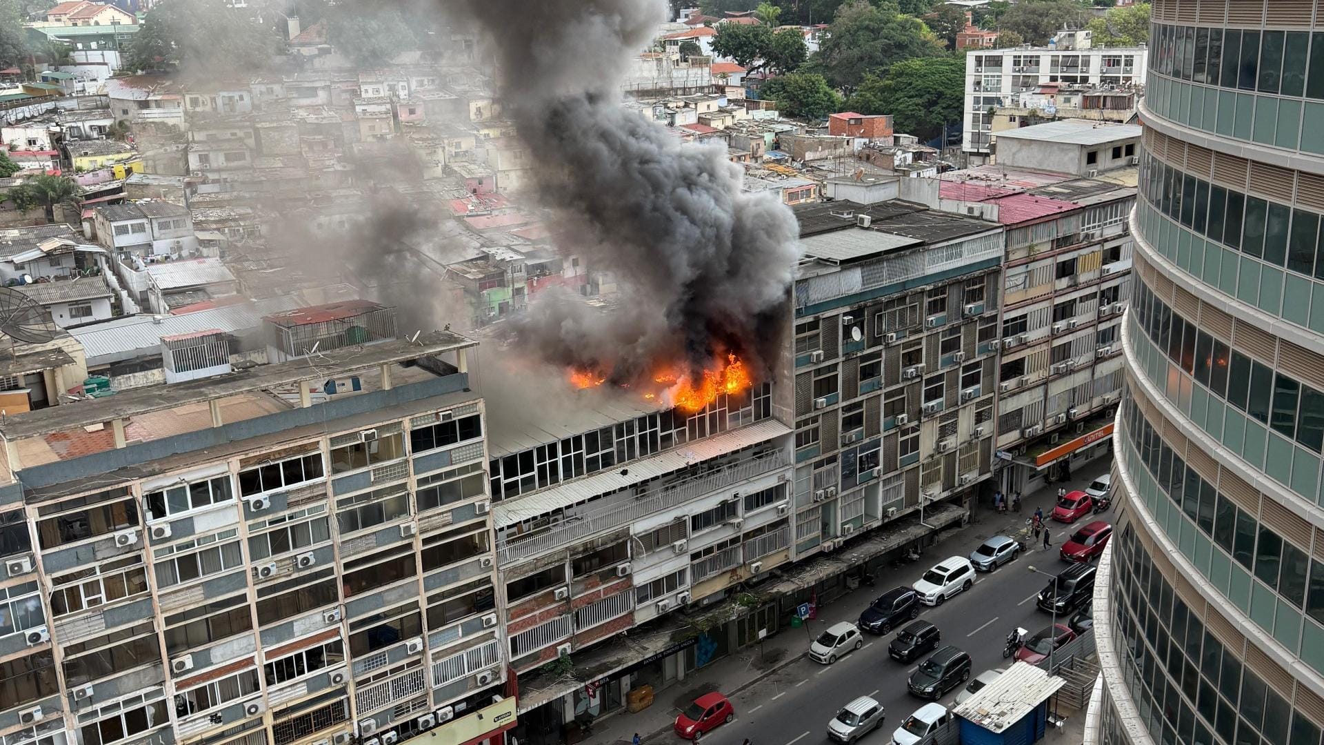 Incêndio em escritório em Luanda leva pessoas a fugir pela varanda
