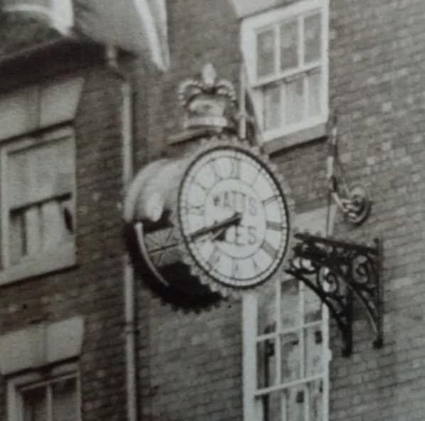 Historic Midlands market town celebrates as 123-year-old pub clock ...