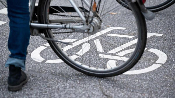 Lebenstedt: Radfahrer fährt bei Rot über Ampel und wird von Auto erfasst