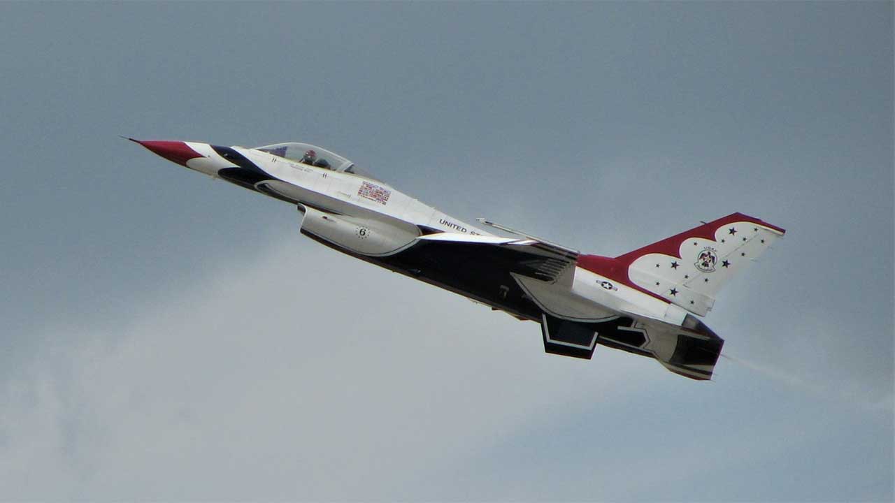 Video: US Air Force F-16 fighter jet crashes during training in California