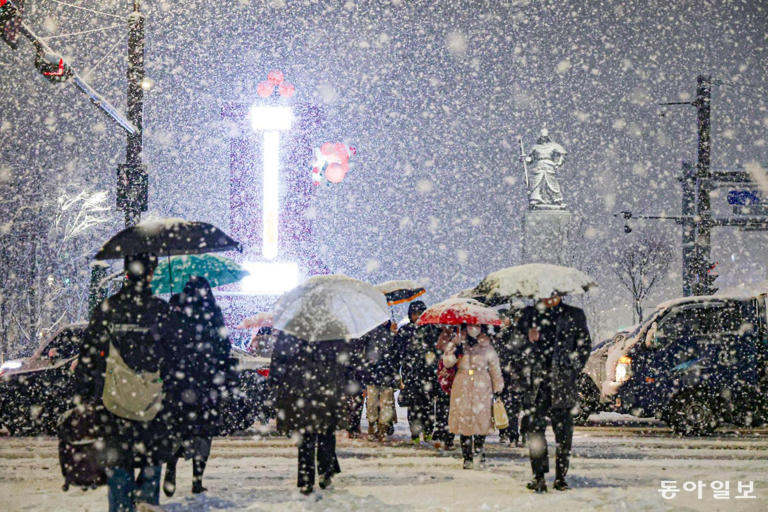 서울 첫눈부터 펑펑…강추위 속 출근길 빙판 주의