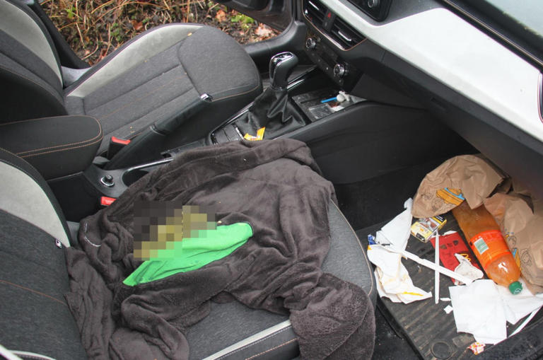 Týdenní řádění skončilo. Zatčený recidivista měl v autě mačetu, pistoli i sáčky s drogami