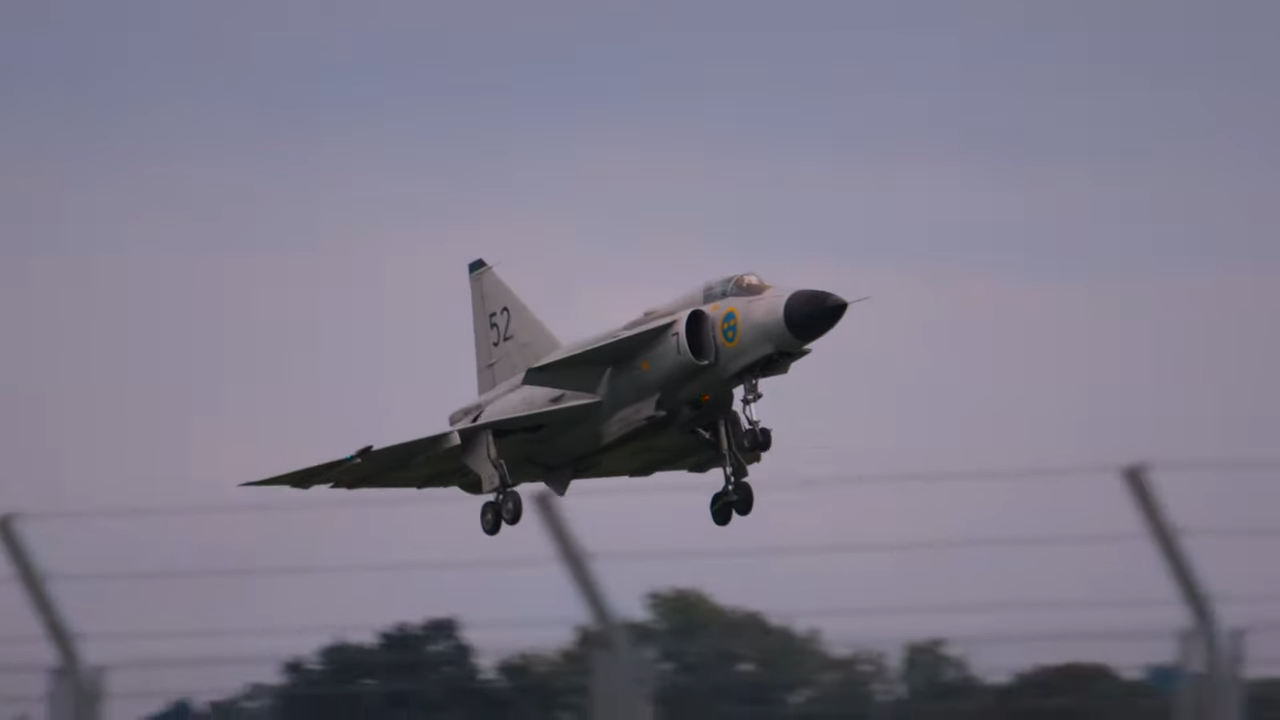 How one fighter jet shook the skies with an unbelievably loud display