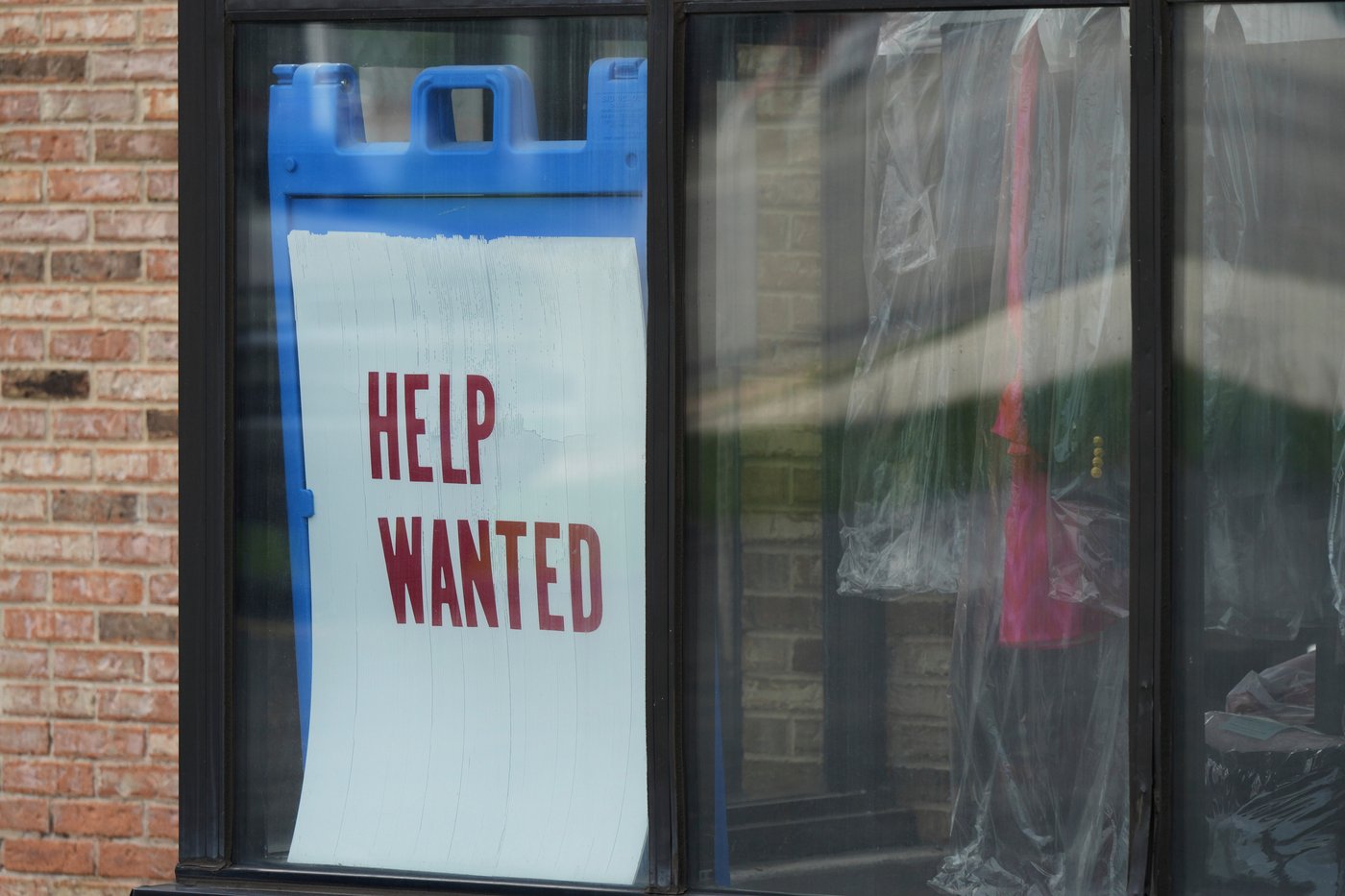 US applications for jobless benefits fell below 200,000 last week with ...