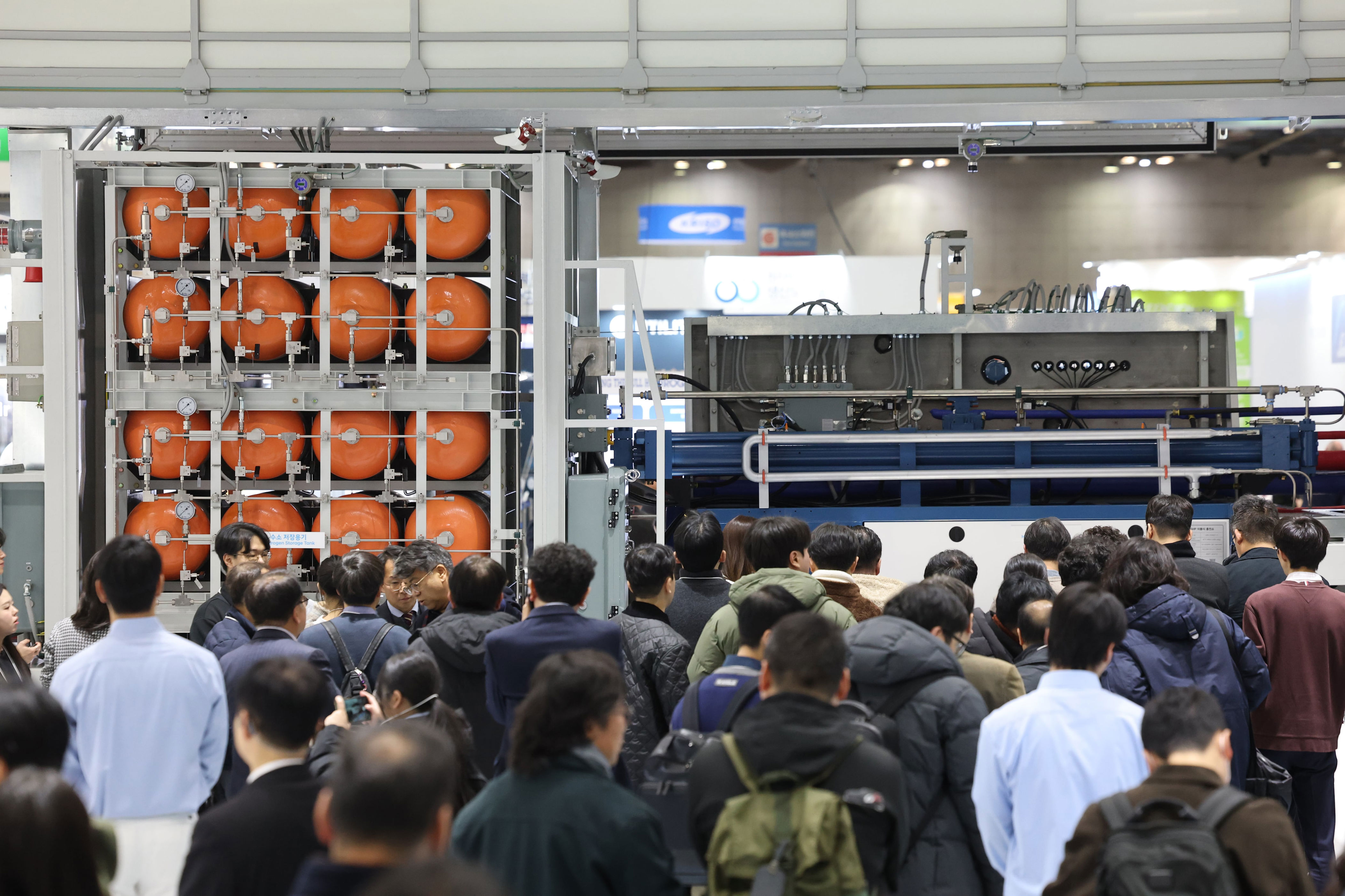 Hyundai unveils hydrogen charging robot, mobile station