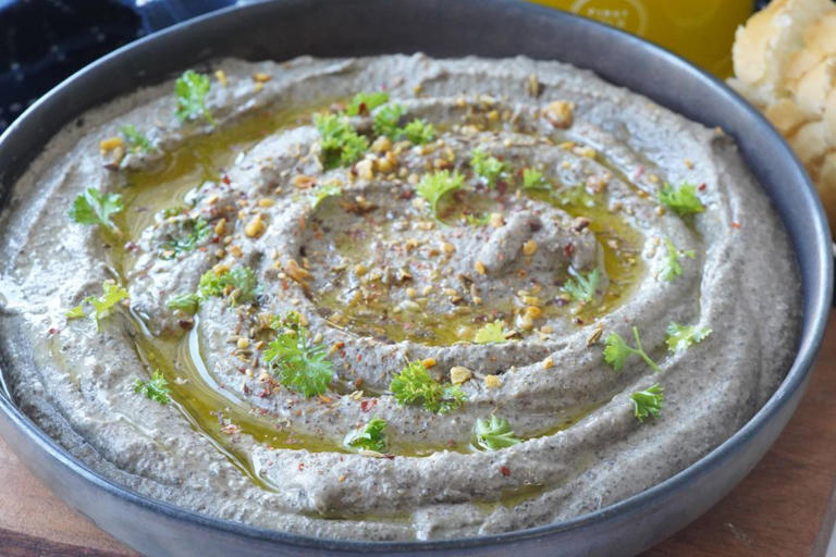 Black lentil dip