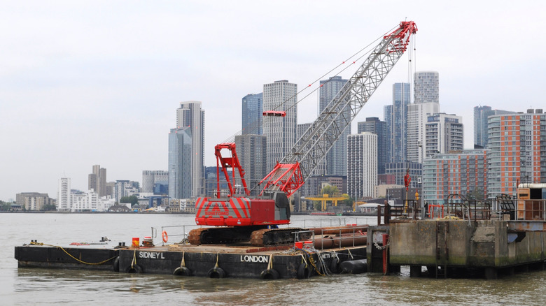 How a 400-ton crane works (and doesn't tip over)