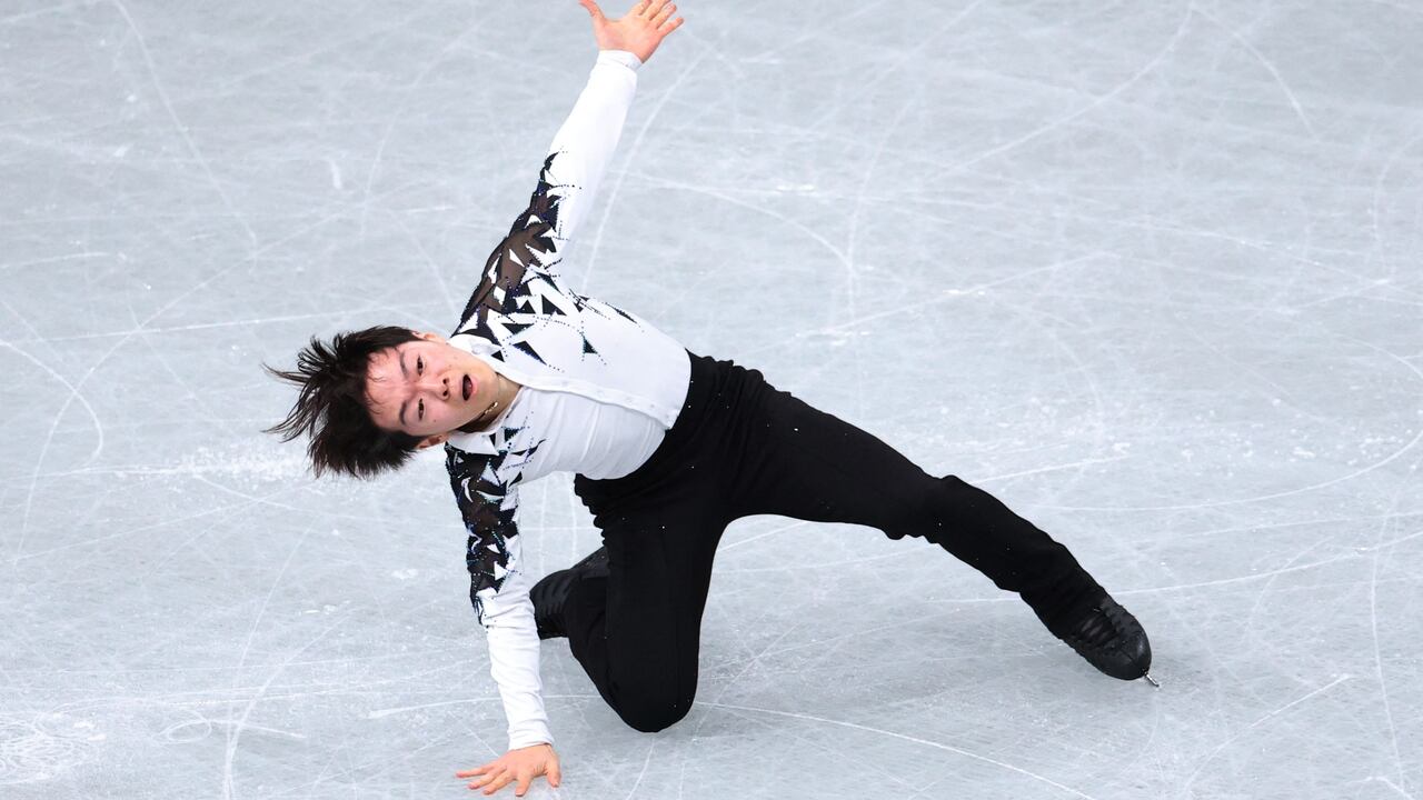 Japan's Yuma Kagiyama thrills home crowd with a personal best score to ...