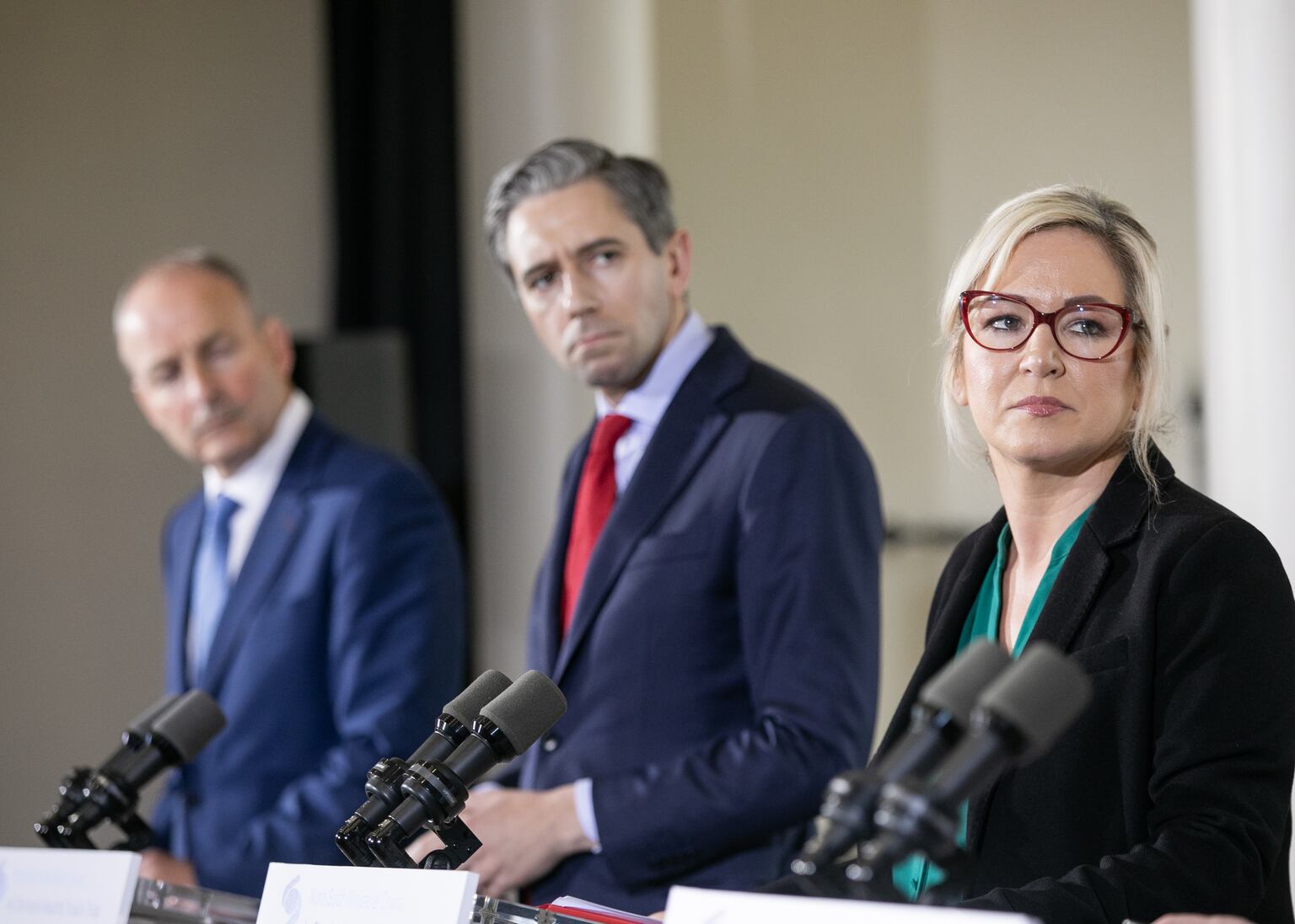 ‘Pantomime’ erupts in Dail as Simon Harris holds up graphic of Michelle ...