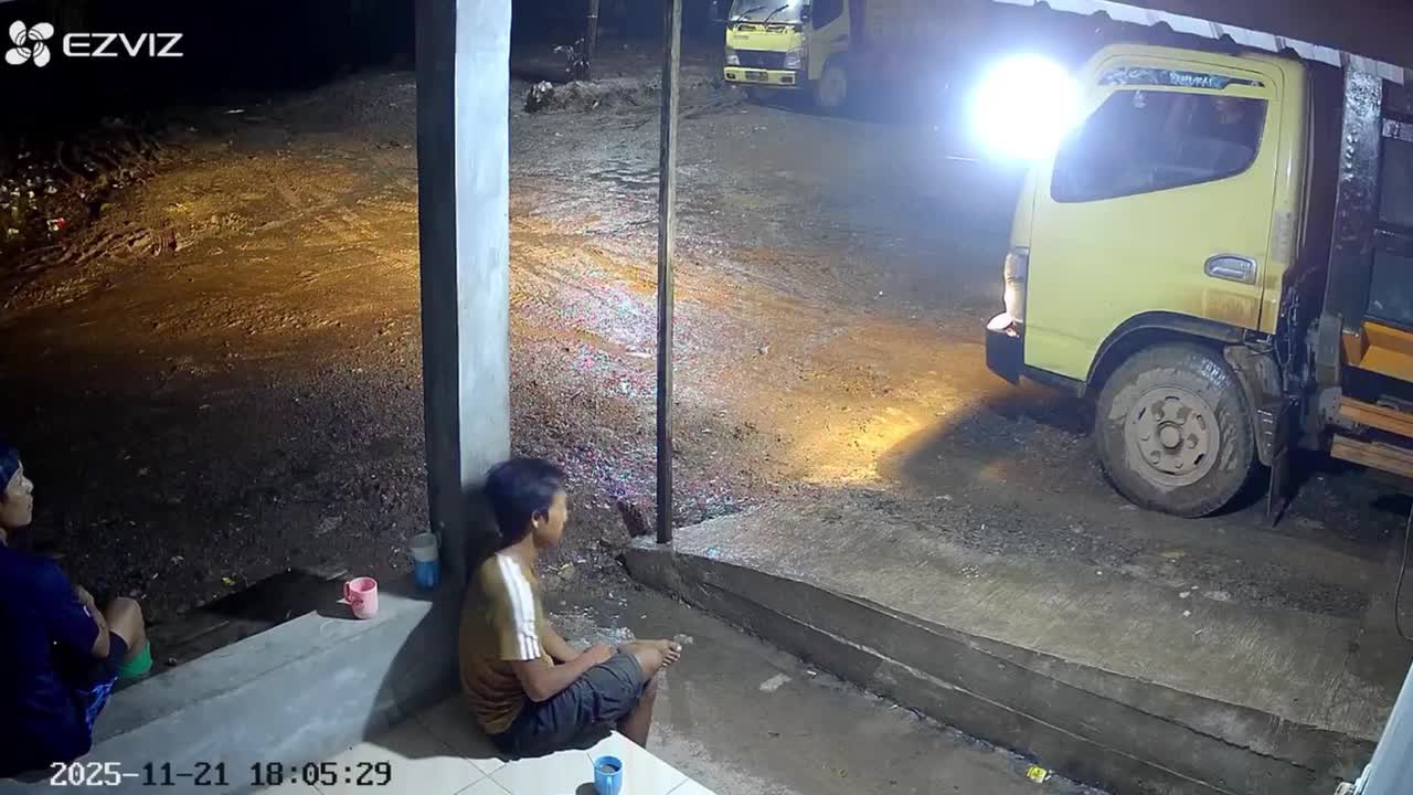 Truck overturns during turn in Kalimantan, Indonesia