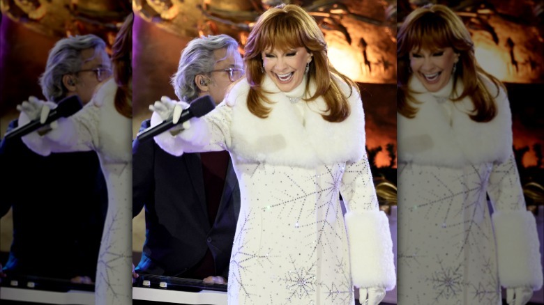 Reba McEntire's Christmas tree lighting 'fit upstages last year's Kelly ...