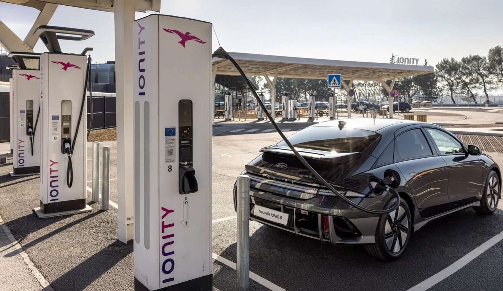 Ionity déploie ses nouvelles bornes électriques pour faire le plein en ...