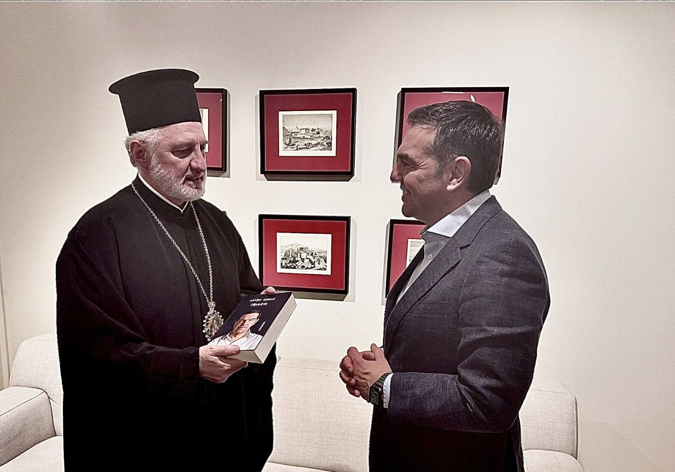 Συνάντηση Τσίπρα με τον Αρχιεπίσκοπο Ελπιδοφόρο - Του δώρισε την «Ιθάκη»