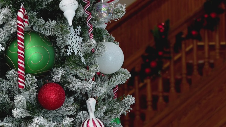 Fayetteville gears up for busy holiday night with parade and courthouse ...