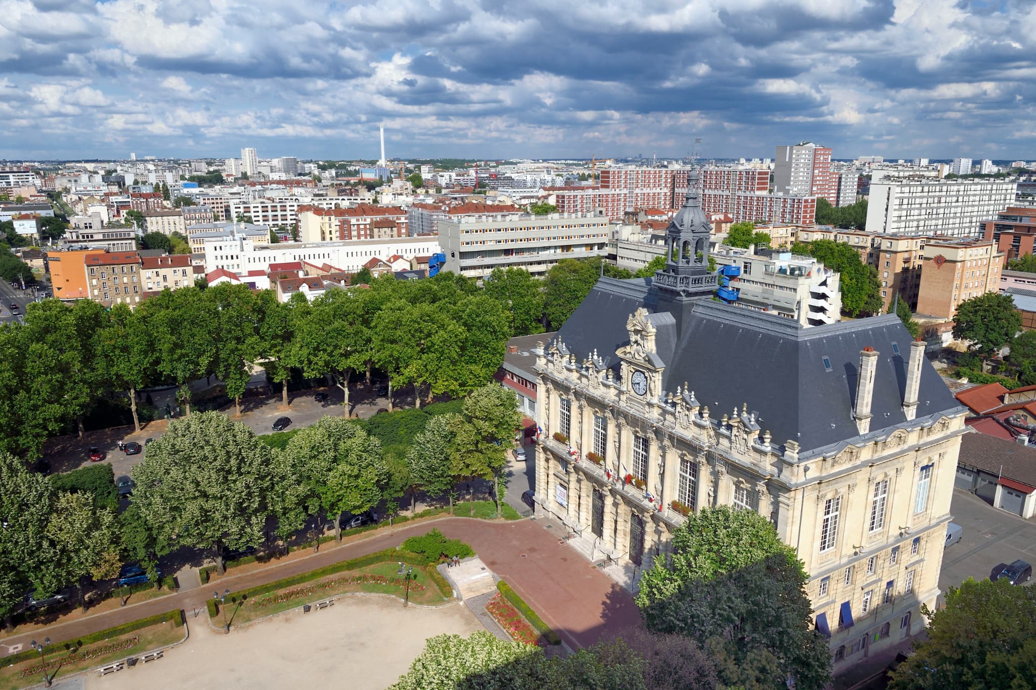 Un élu RN d'Ivry-sur-Seine interrompt le Conseil municipal en sortant ...