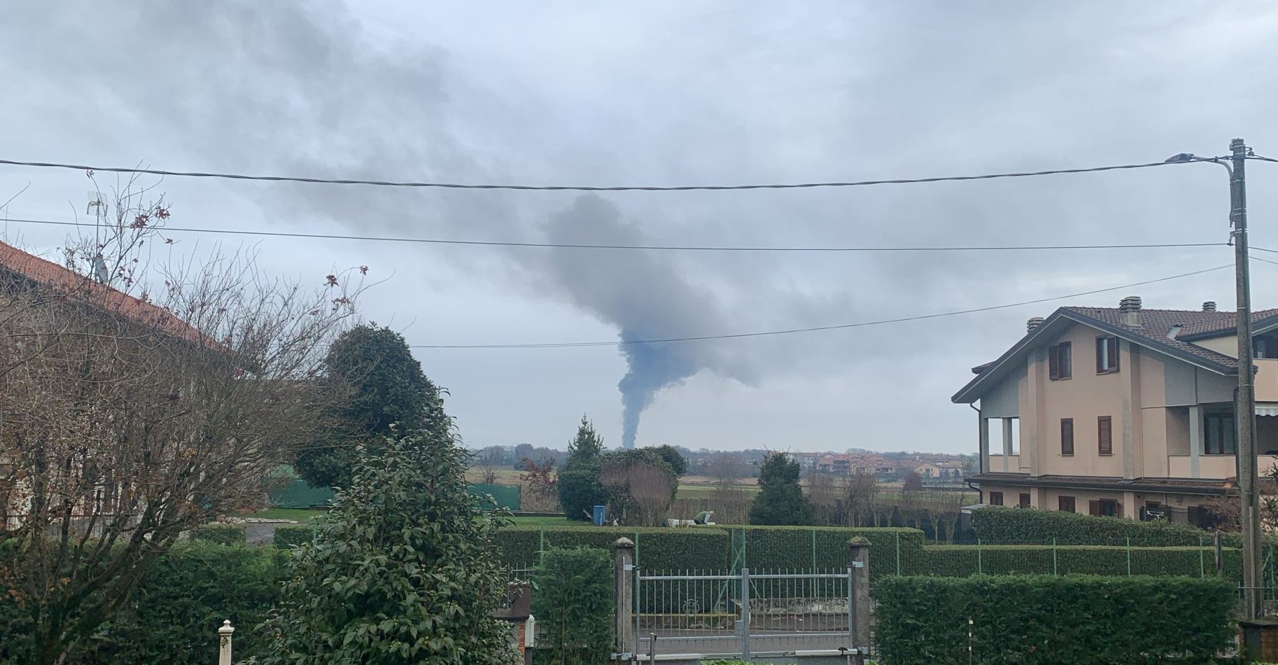 Incendio in azienda a Lomagna: colonna di fumo nero visibile dal ...