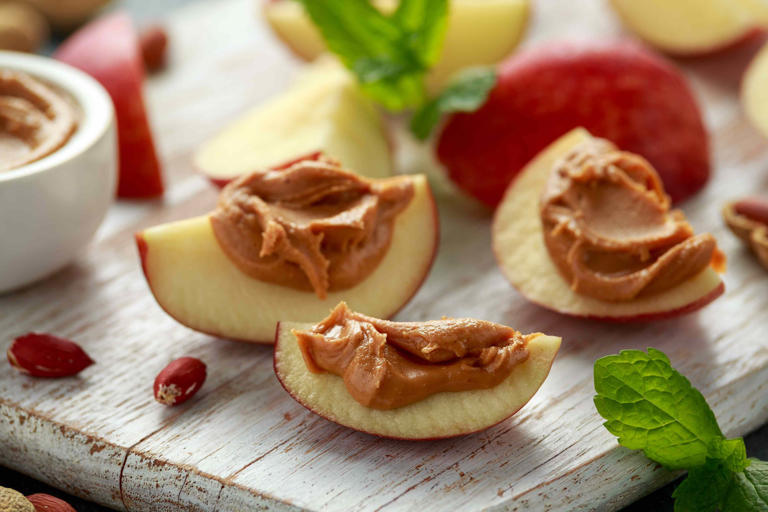 What happens to your blood sugar when you eat an apple with peanut butter
