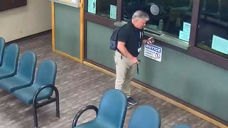 Video shows councilman meeting privately with inmate and use cellphone ...