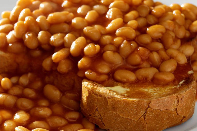 American tries beans on toast and gives it an honest rating out of 10