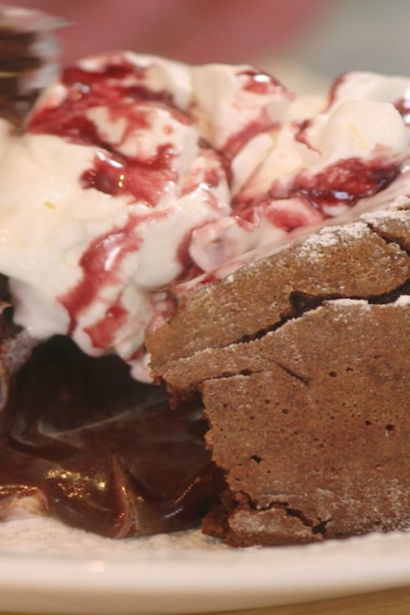 Torte al cioccolato fuso e cardamomo con fichi al vino rosso