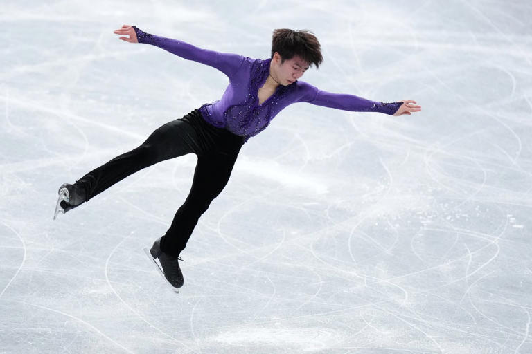 Kagiyama uses mistake by Malinin to lead short program at Grand Prix Final