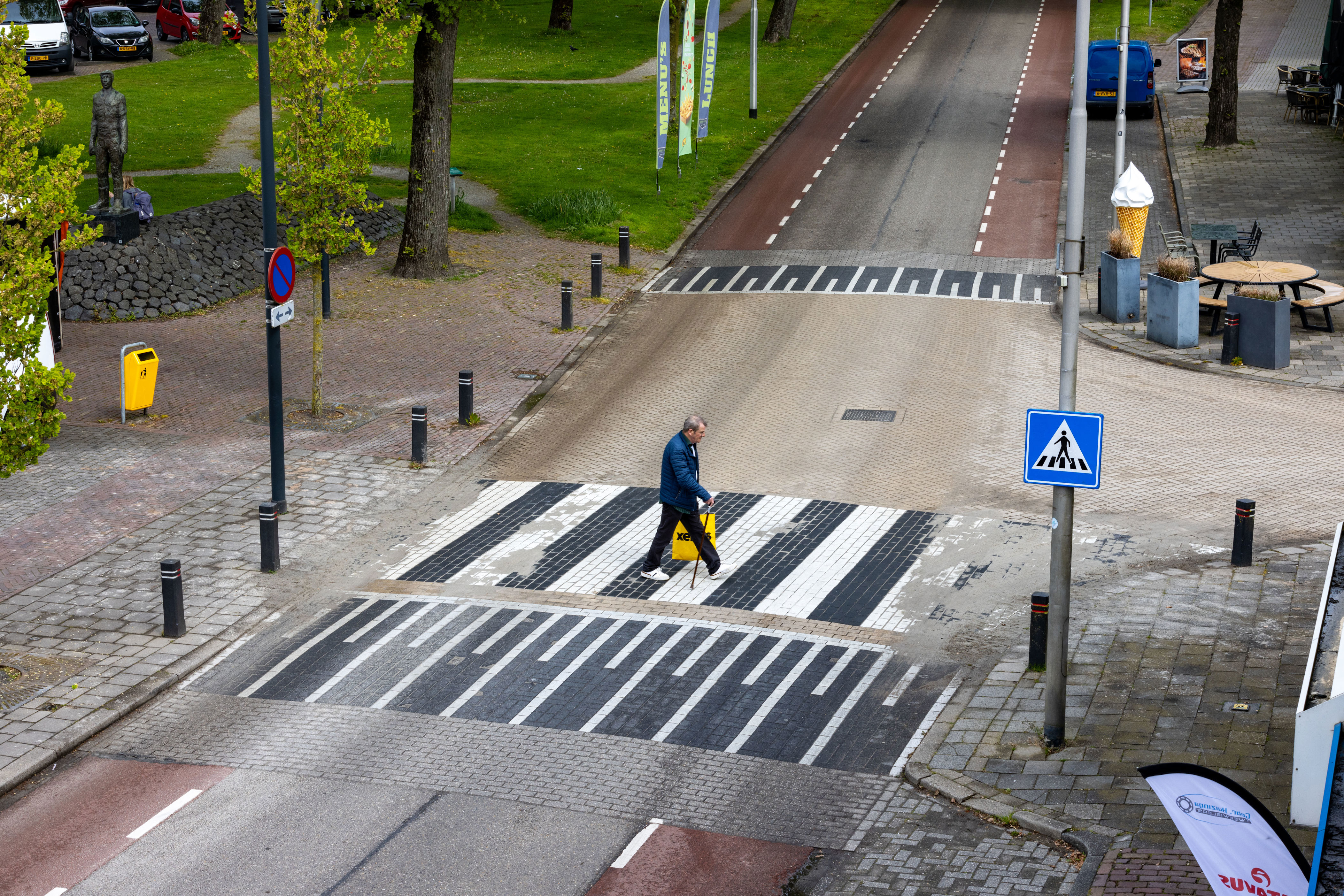 Steek jij je hand op bij het zebrapad? Volgens psychologen zegt dat ...