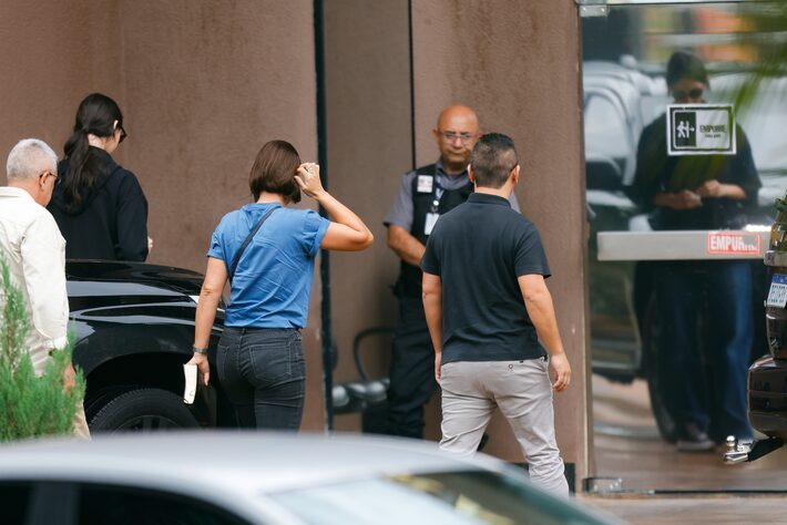 Michelle e filha de Bolsonaro visitam ex-presidente na PF em Brasília