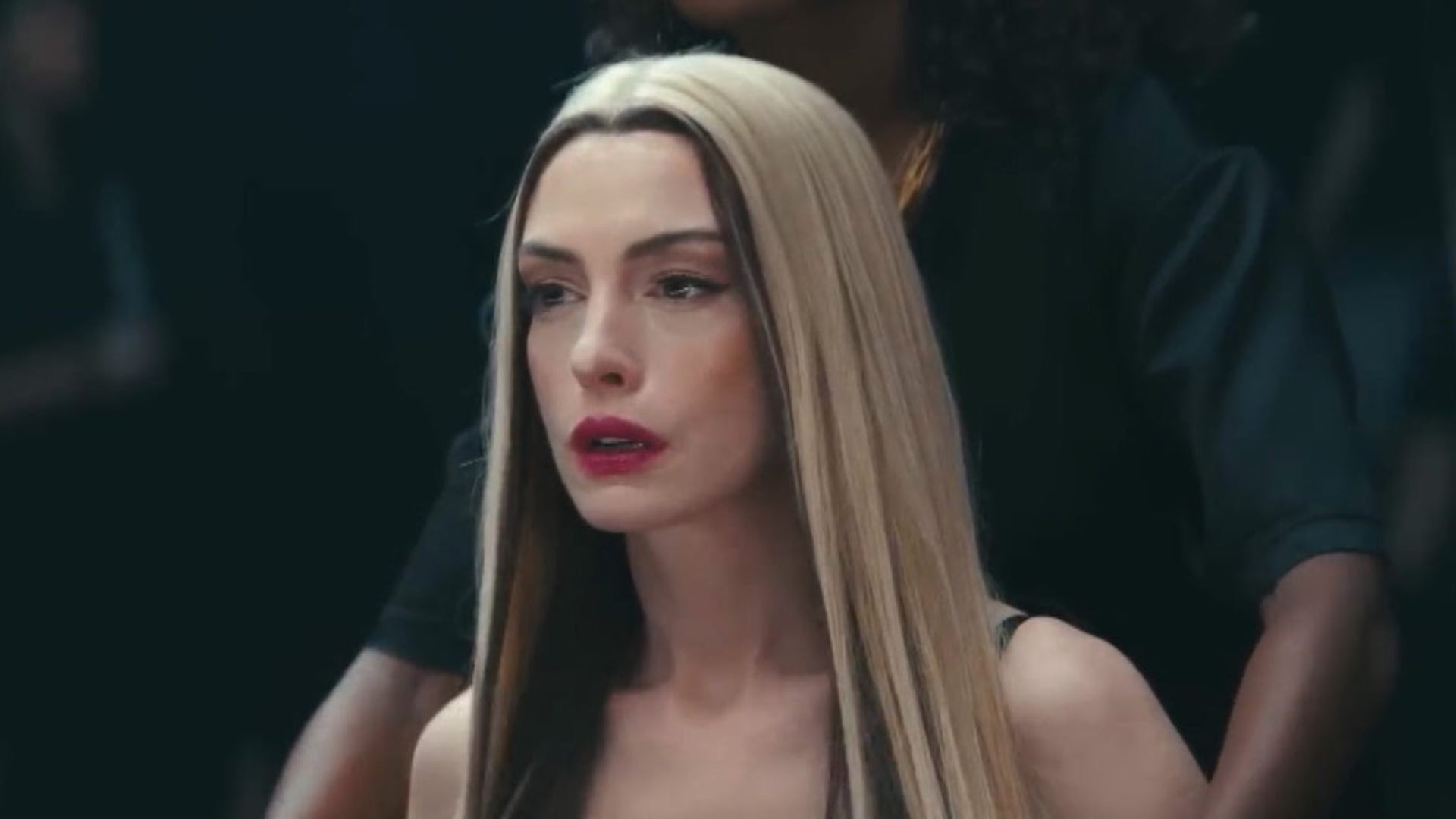 Anne Hathaway dares to try an unexpected hairstyle